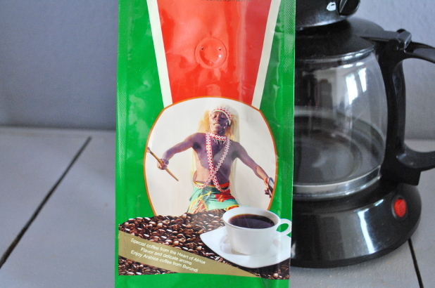 Arrêt sur image : un danseur Intore sous le régime Habyarimana sur du ...